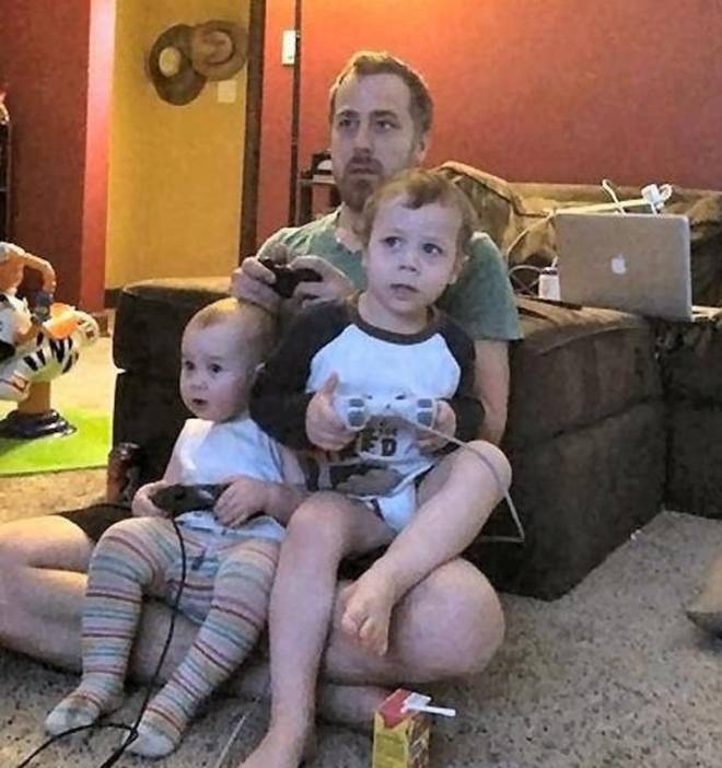 14 Motivi Per Cui Non Bisogna Mai Lasciare I Papà Soli Con I Figli | RDD