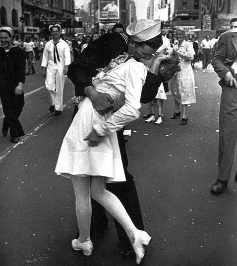 Morto George Mendonsa, è famoso il suo bacio a Times Square - Roba da Donne