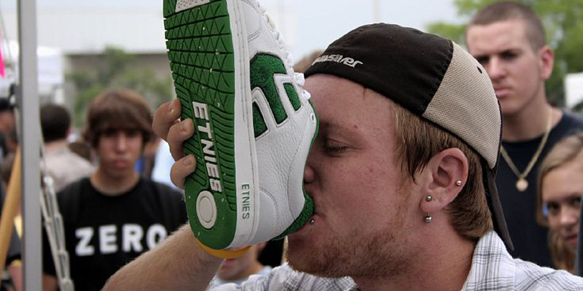 Cos'è lo shoey, l'usanza di brindare bevendo dalle scarpe | Roba da Donne