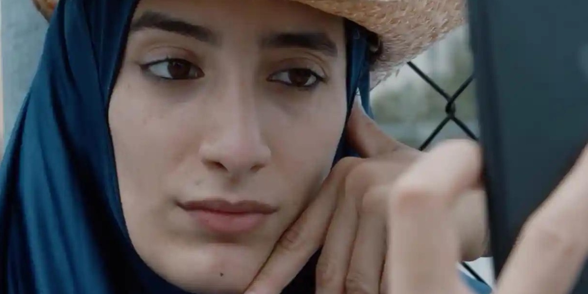 Chi era davvero Hasna Aït Boulahcen, 'la prima donna kamikaze' | RDD