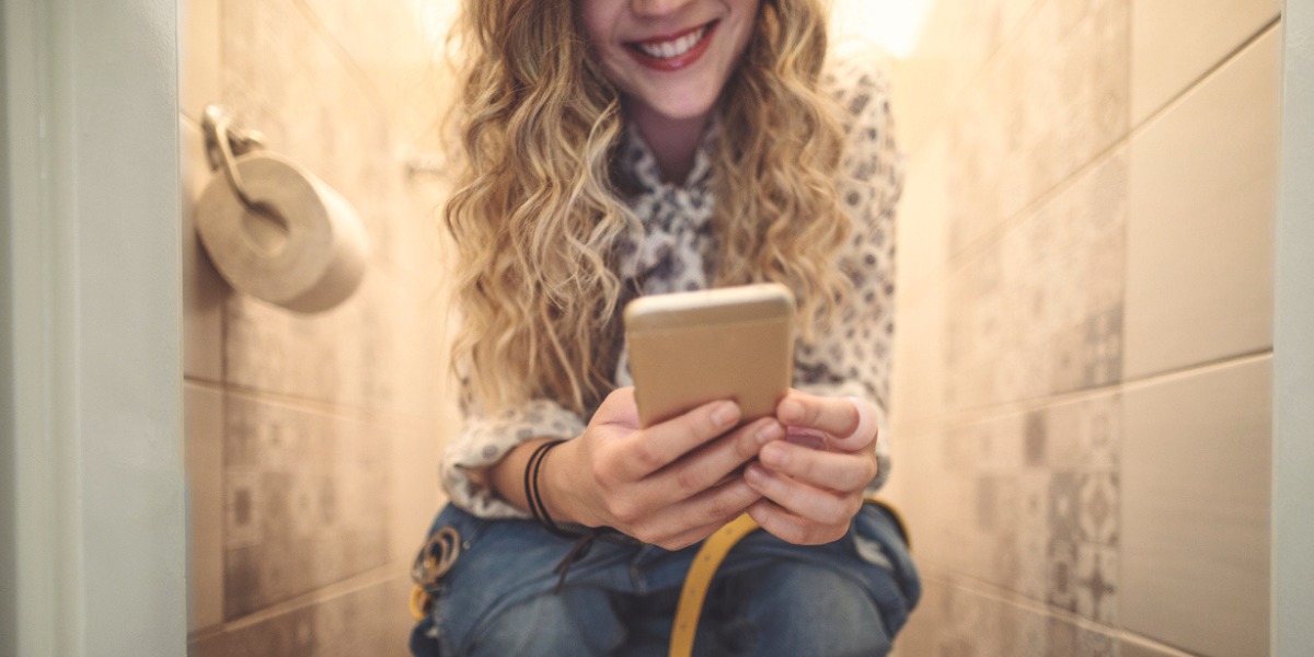 Toilet scrolling: perché usare lo smartphone in bagno fa male alle ...
