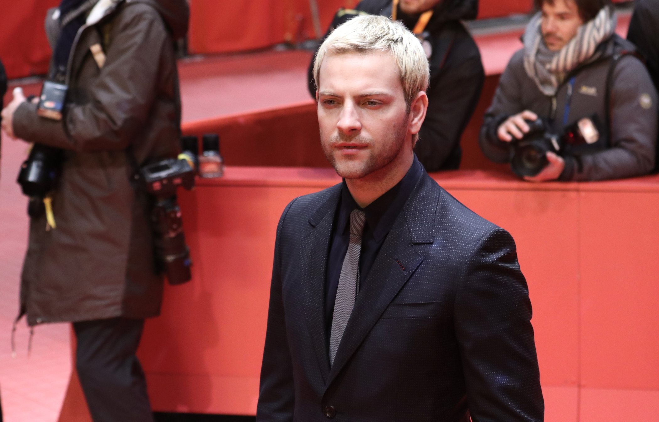 Chi è Alessandro Borghi, un po' hypster, un po' gentiluomo, molto sexy